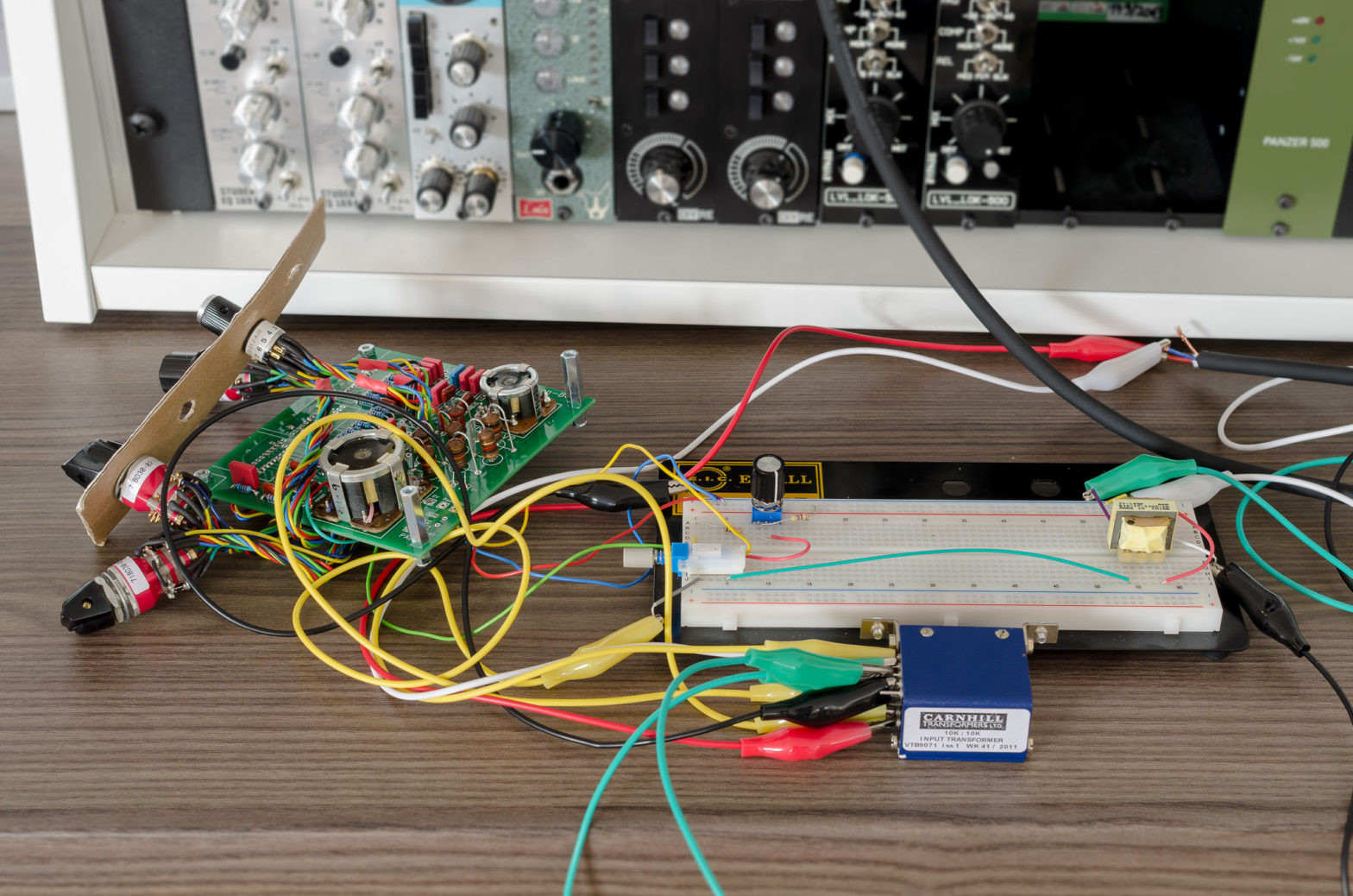 REDD-EQ-Schaltung-mit-Bypass-auf-Breadboard – Götz Müller-Dürholt